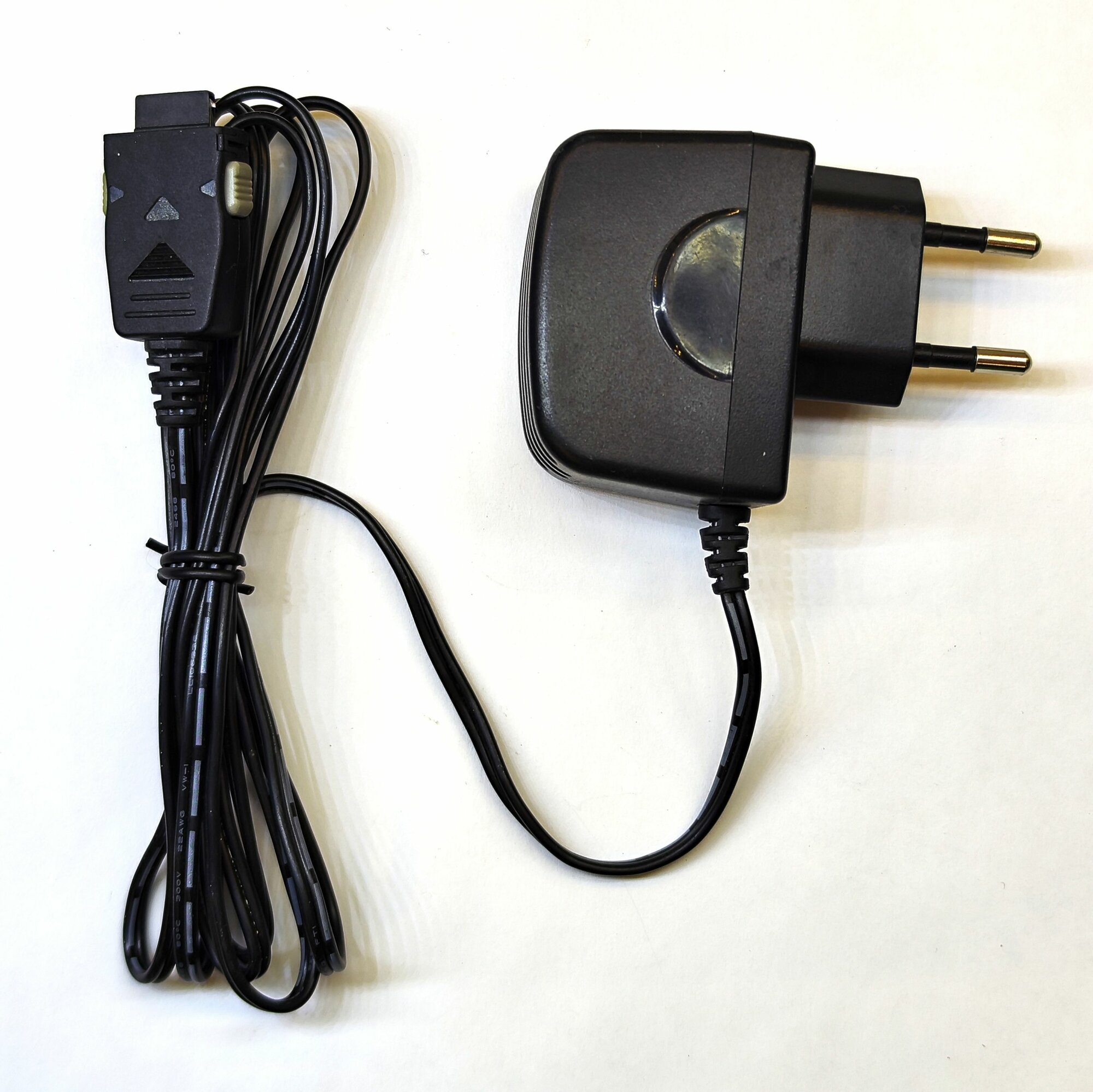 Сетевое зарядное устройство для телефона Philips DSA-0051-05C FEU