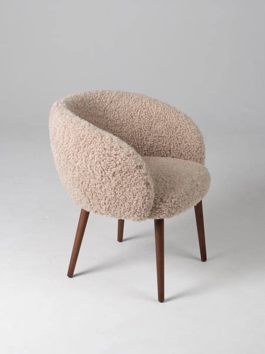 Кресло дизайнерское мягкое HOLLY, светло-коричневый, ножки массив бука цвет орех