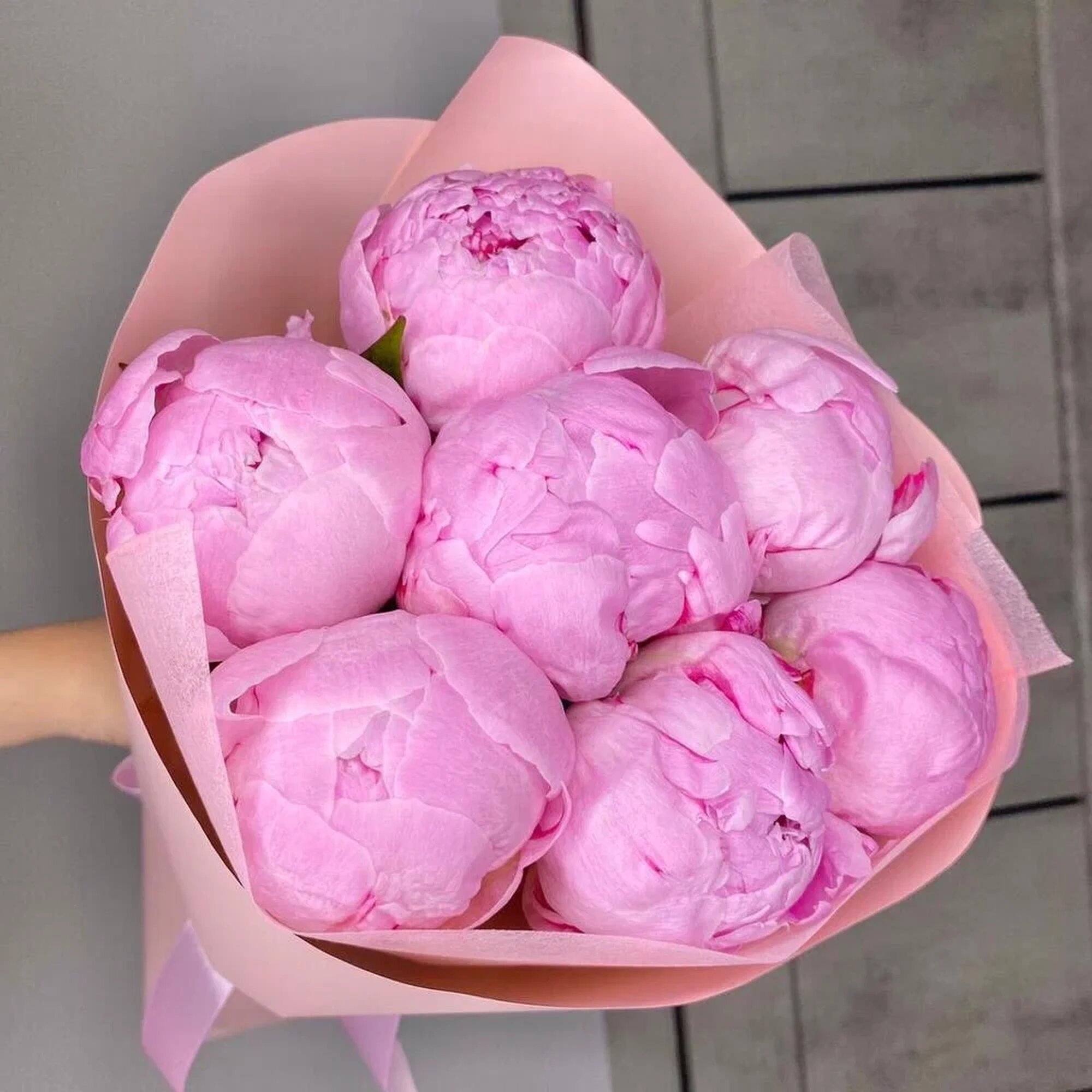 Монобукет, пионы, на стеблях, оберточная бумага под ленту, цвет розовый, 7 цветов