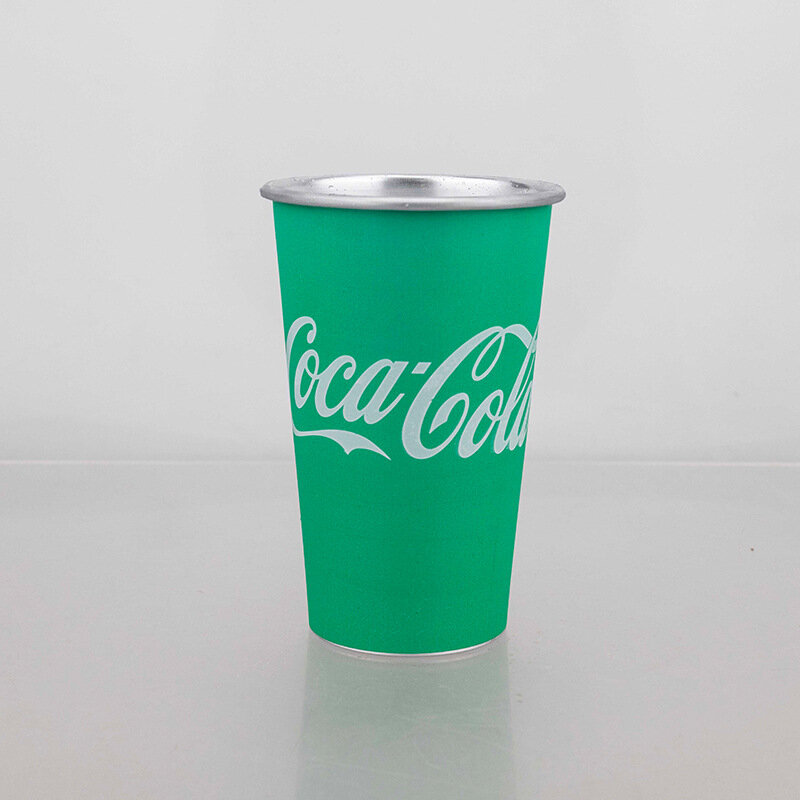 Красный цвет Coca-Cola обесцвечивает алюминиевую чашку, когда холодное изменение цвета Чашка для кока-колы зеленая с