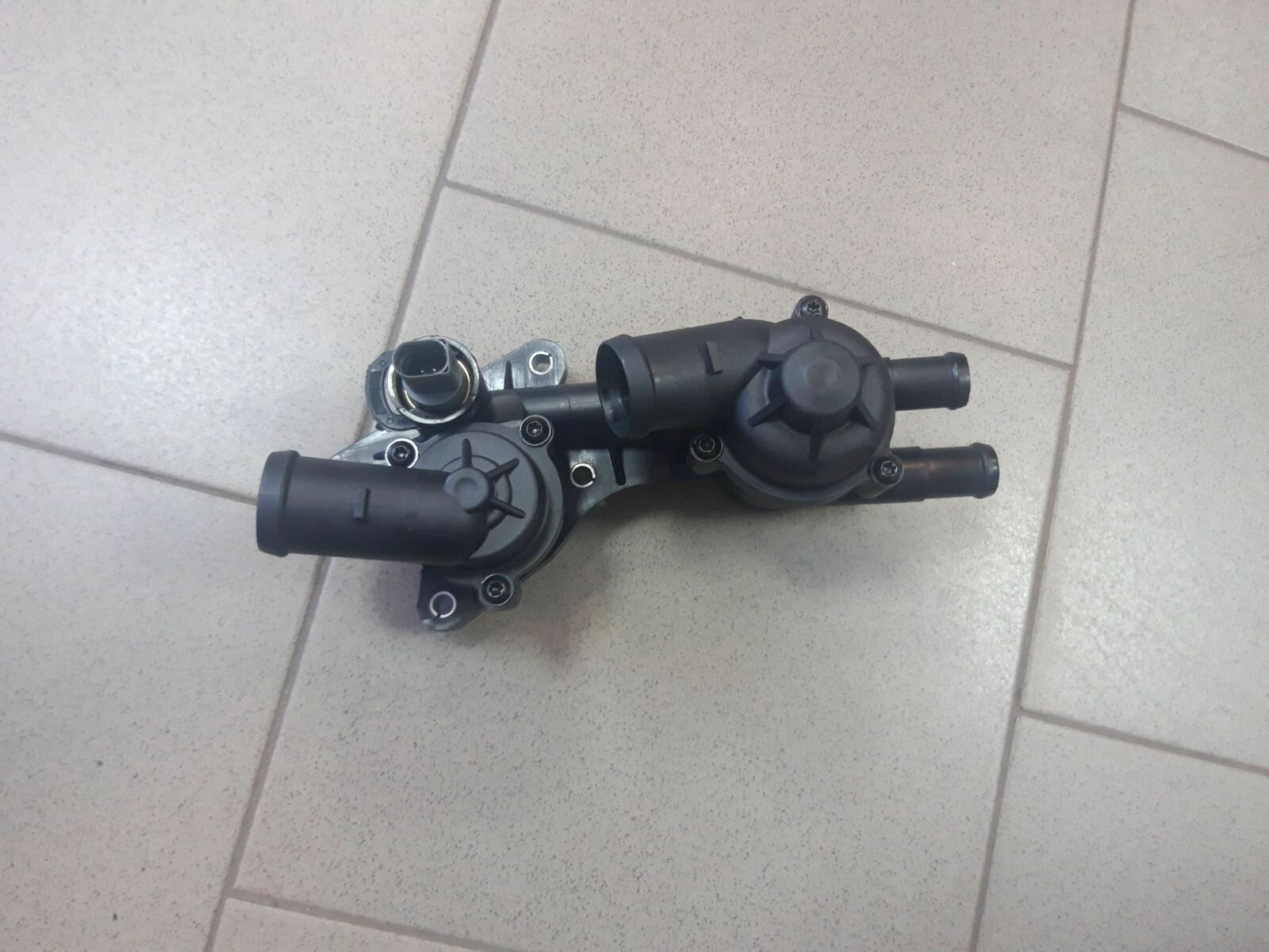 Корпус термостата с термостатами Фольксваген Поло седан 5 двигатель 1.6 105л. с. 2011-