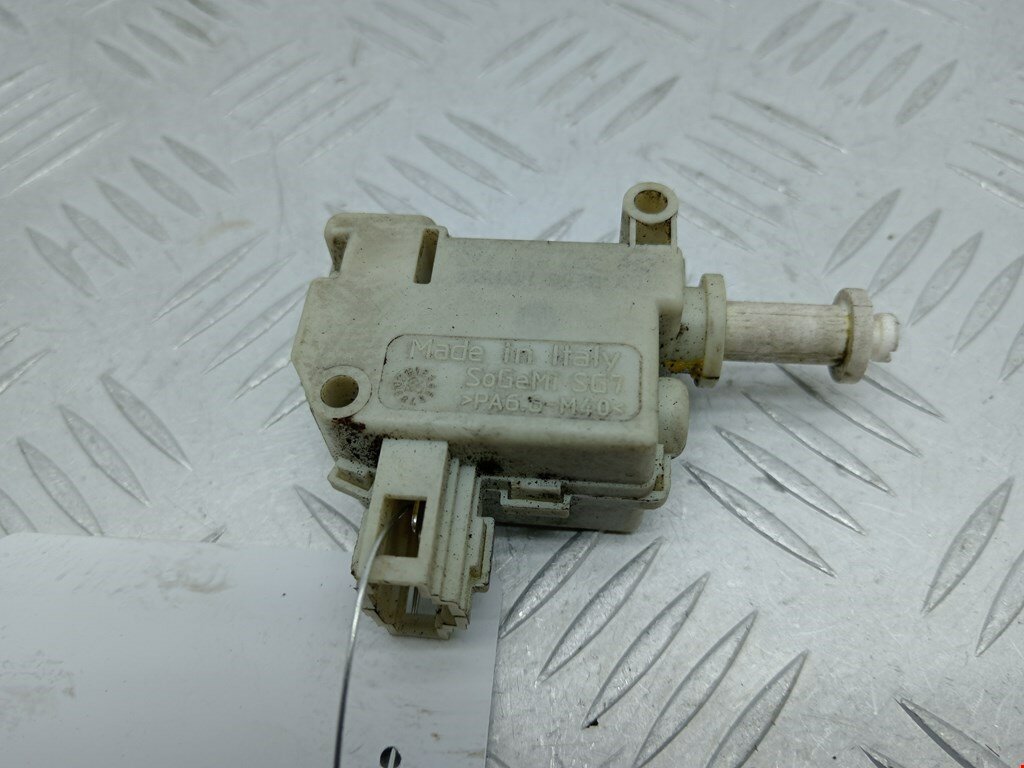 Сервопривод (электропривод моторчик привода) лючка бензобака Volkswagen Passat 6 3C0810773 арт. 1833575