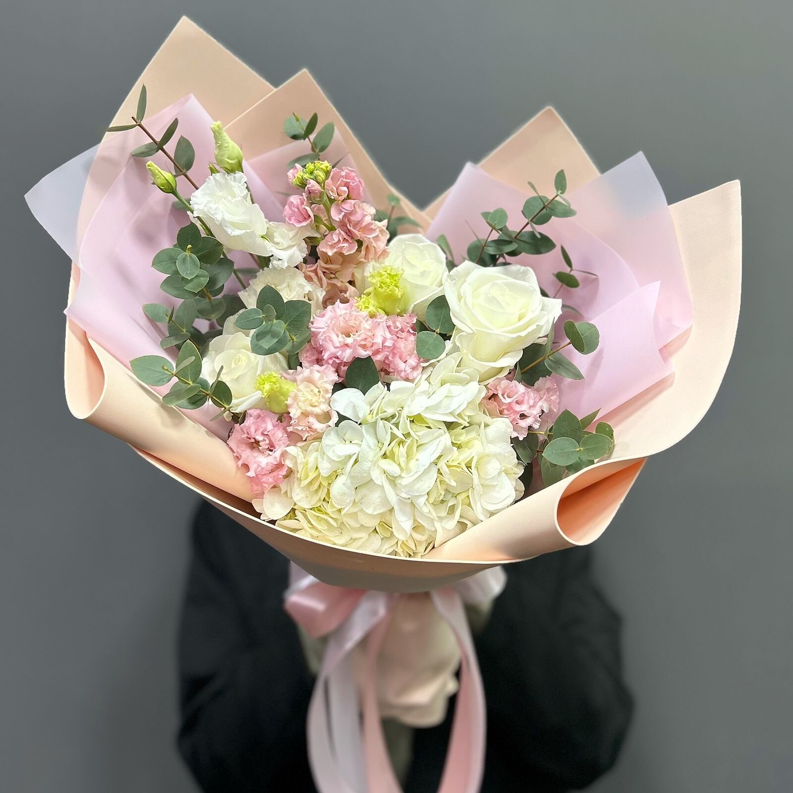 Микс с белой гортензией, розами, маттиолой и эустомой