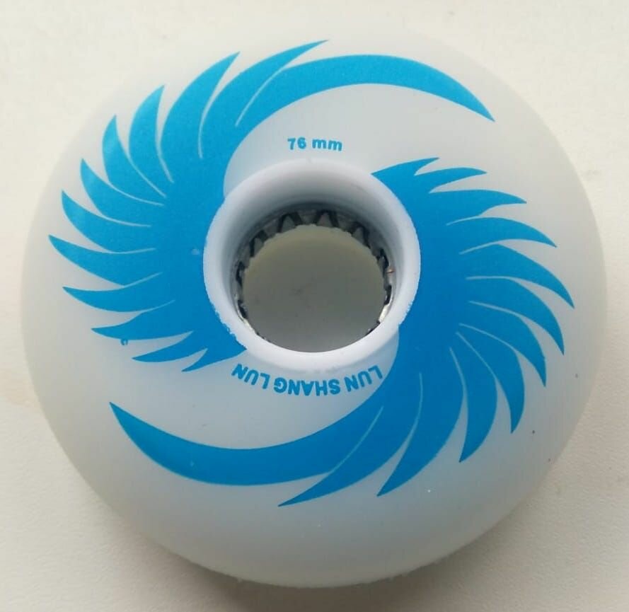 8 светящихся колес для роликов 76мм. Светится синим. Полнотелые с жесткостью 85а.