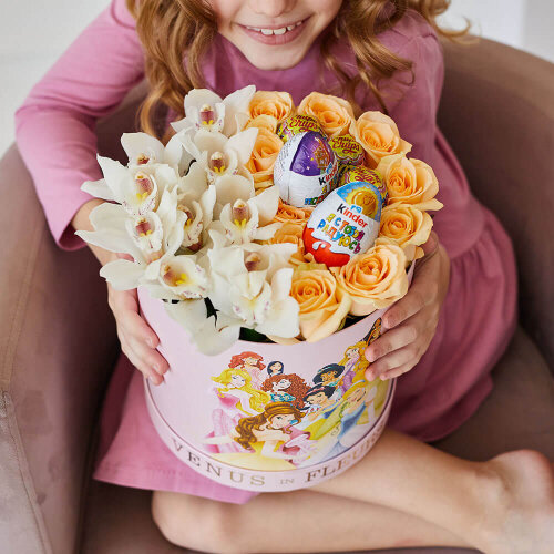 Букет Venus in Fleurs "Детский №57", орхидеи цимбидиумы, розы, киндер, чупа-чупсы, 25 см