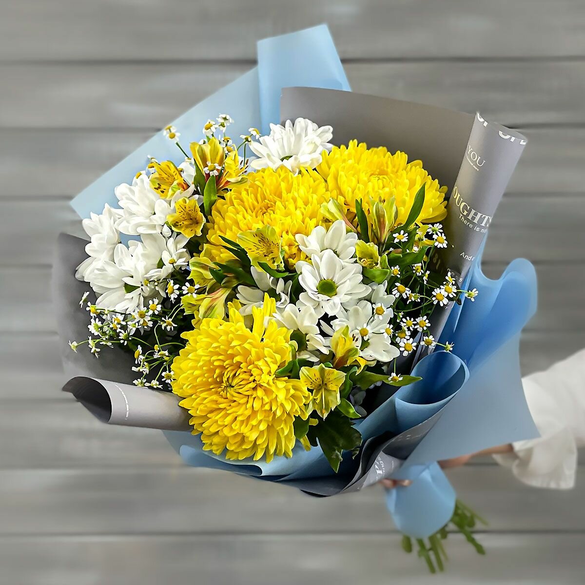 Букет из живых цветов белых и желтых хризантем