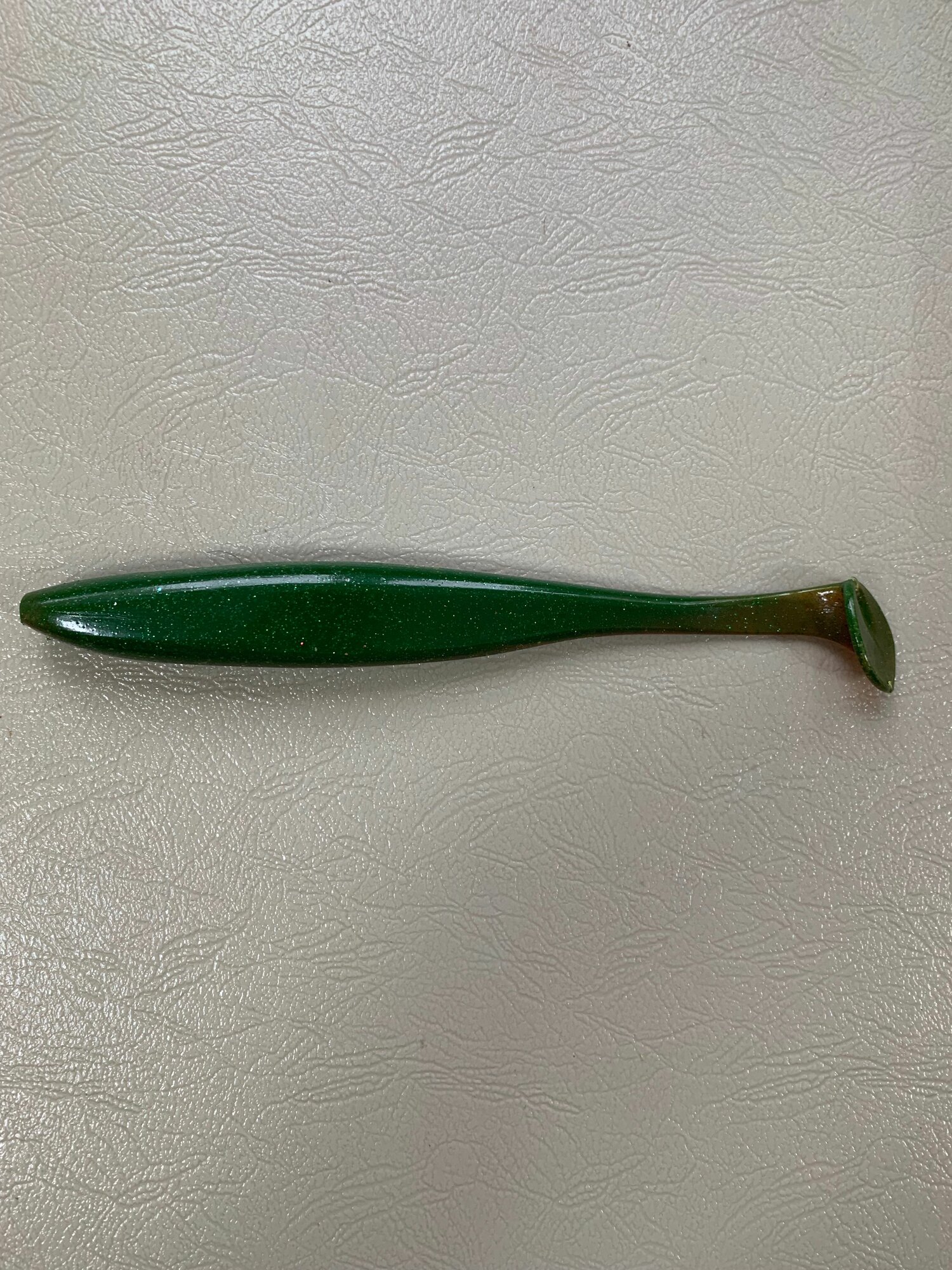 Силиконовая приманка Малёк (Easy minnow) 20 см, 1 шт, Машинное масло зеленое (Motor Oil Green Flake).