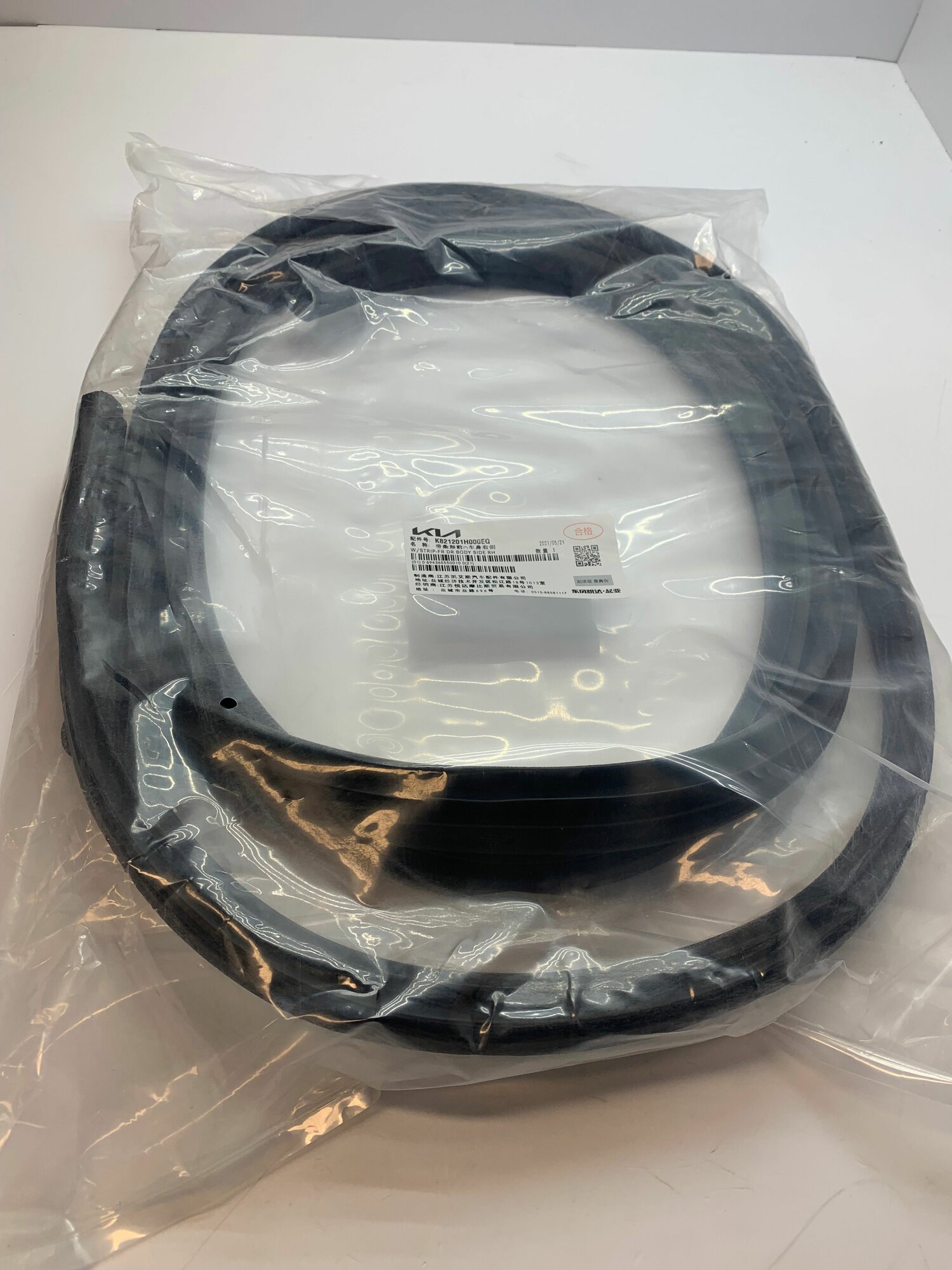 Уплотнитель двери 821201H000EQ HYUNDAI-KIA