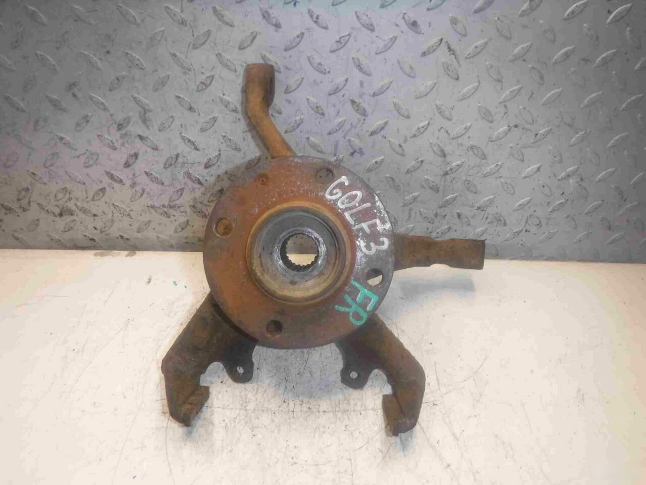 Кулак поворотный передний правый Volkswagen Golf Mk3 (1991—2000) 1H0407256B