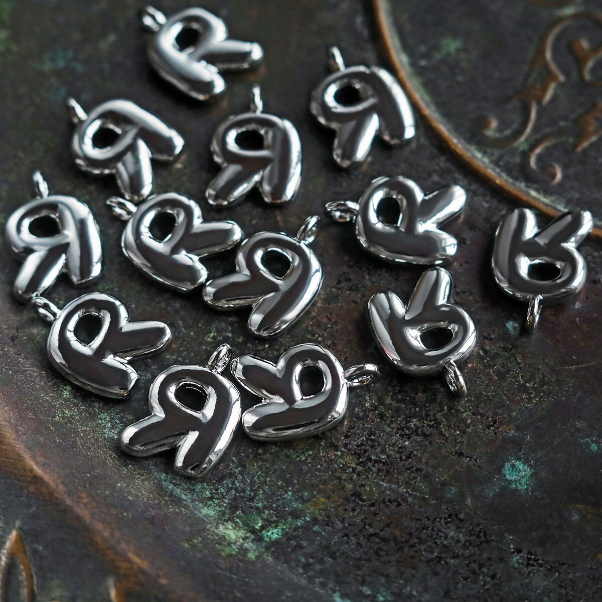 Подвеска металл Буква R (2 шт.) для браслета / сережек, цвет платина, 16.5-18.5x5.5-18x2.5x4.5 мм