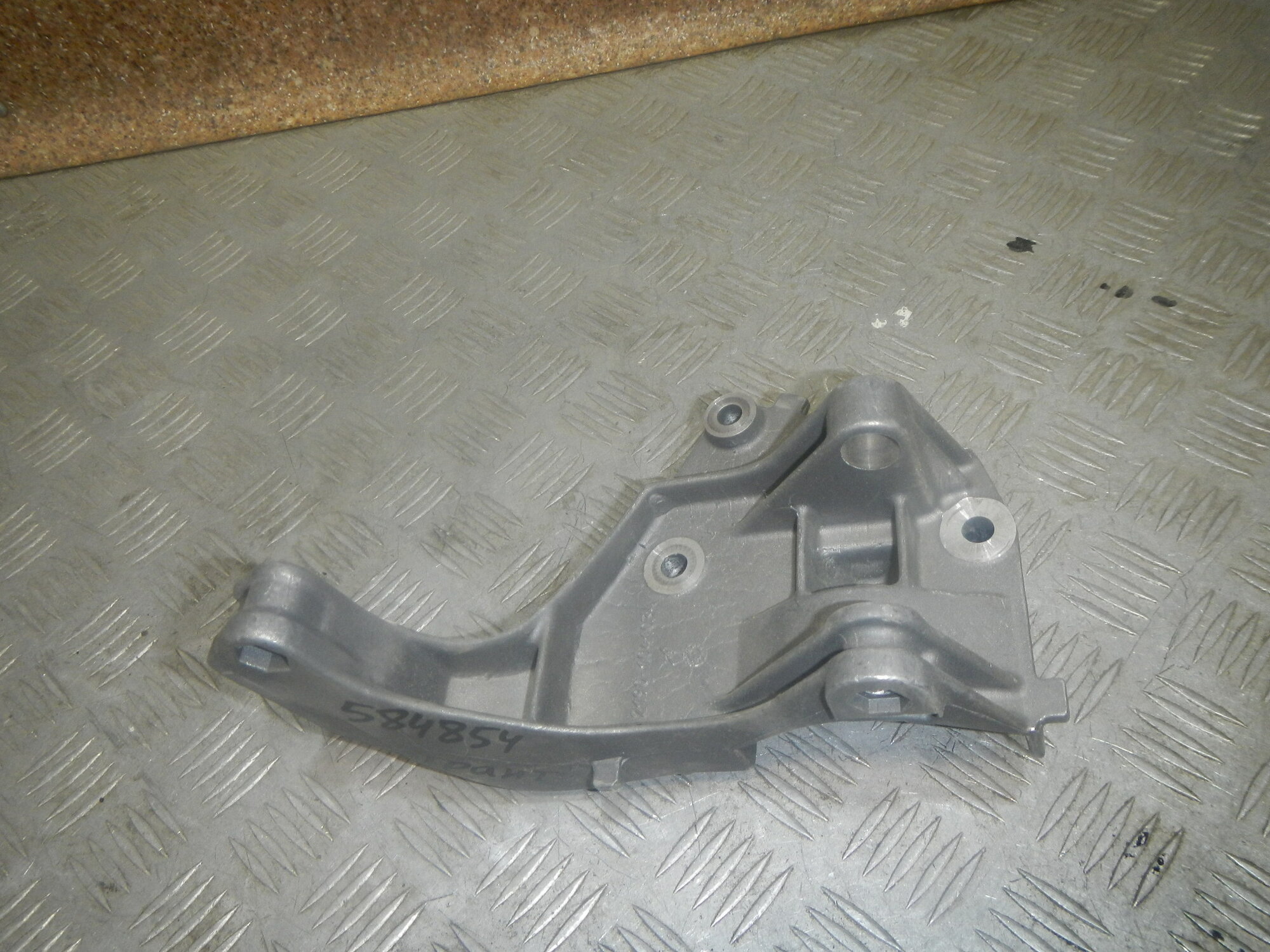 Б/У Кронштейн генератора, ВАЗ (VAZ)-LADA GRANTA (гранта) (11-18) LADA GRANTA (Гранта) (11-18) Новый. 584854 LADA арт. 21...