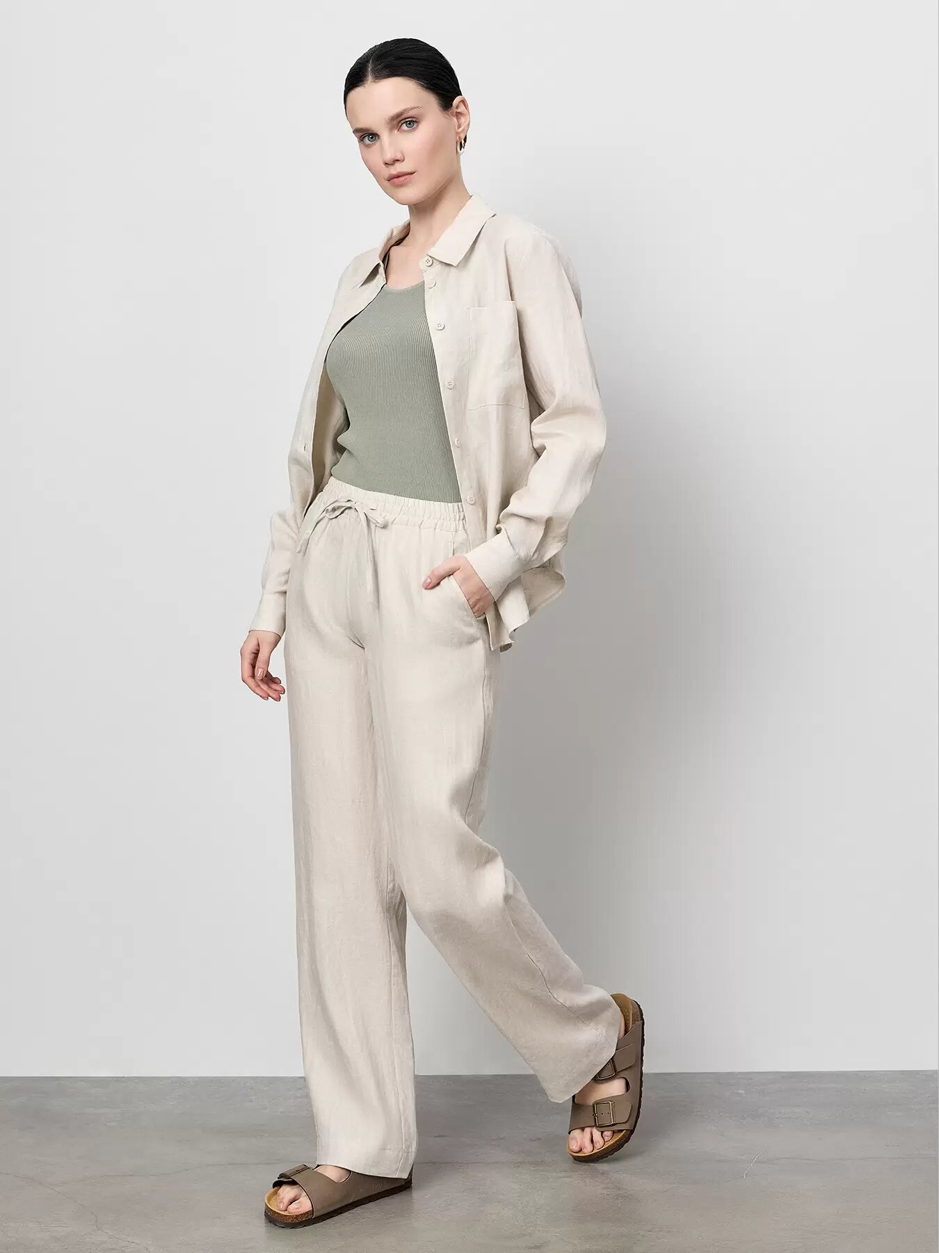 Брюки Св-бежевый. Пояс резинка, шнурок. Карманы спереди 2 б/заст, сзади нет. Д 104см.