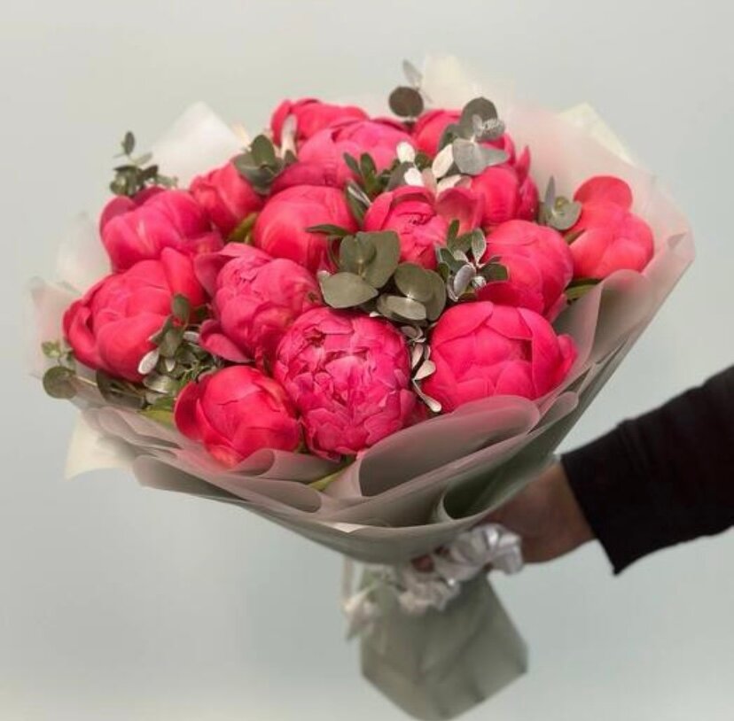 Букет живых цветов NURA FLOWERS "Coral Charm", пион/эвкалипт, 15 шт.