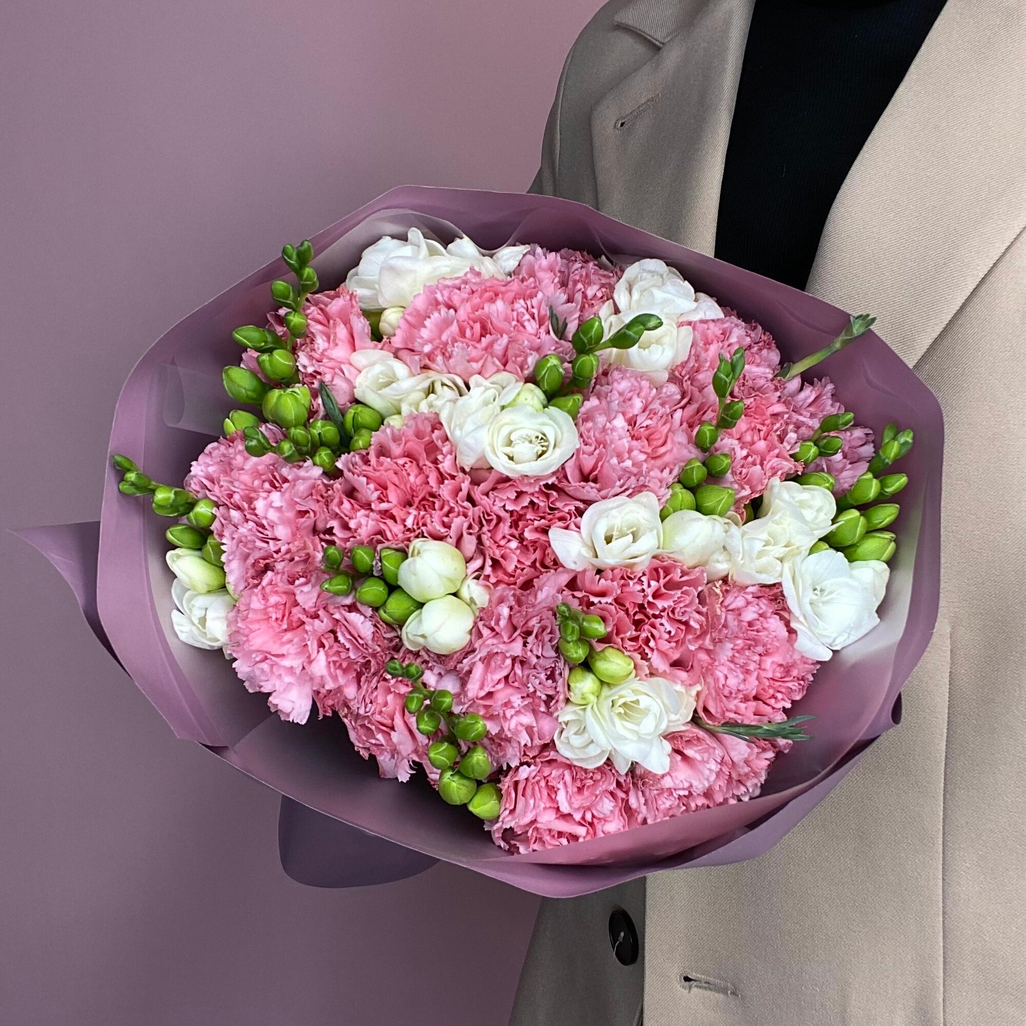 Диантусы (диантусы 19 шт, фрезии 12 шт.), высота букета 45 см