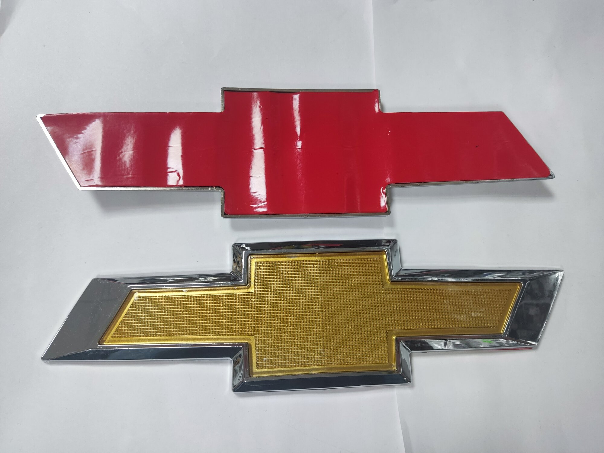 Эмблема CHEVROLET, углепластик, самоклеящаяся, золотистая, глянцевая, 25,5 см