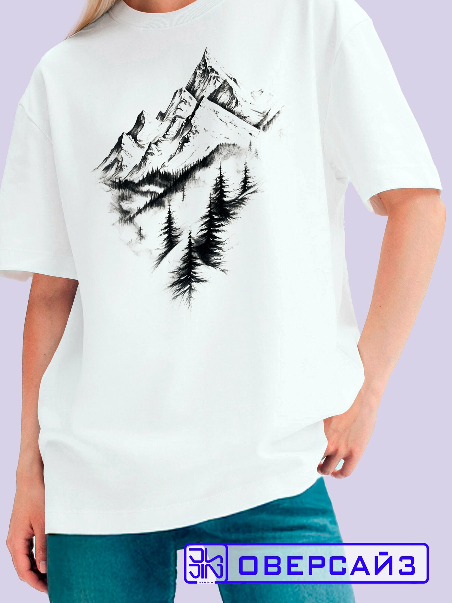 Футболка оверсайз женская с принтом Минималистичные черно-белые горы со скалами и белым лесом в тумане, белый хлопковый трикотаж с прикольным рисунком на груди