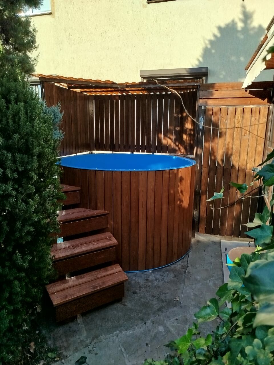 Купель Обшитая Лиственницей и с сиденьем внутри из полипропилена диаметор 200см высота 120см