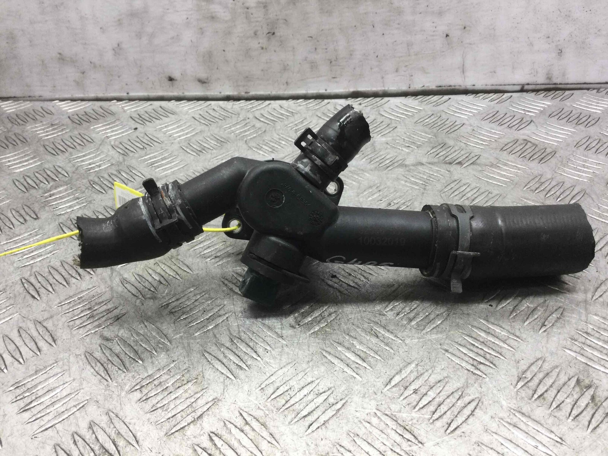 Б/У Фланец (тройник) системы охлаждения Volkswagen Golf 4 поколение (1997-2004) 2000 г.