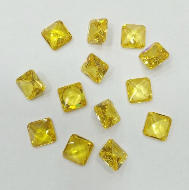 Ювелирный кристалл из фианита, 4х4мм, форма квадрат, желтый, 1 шт.