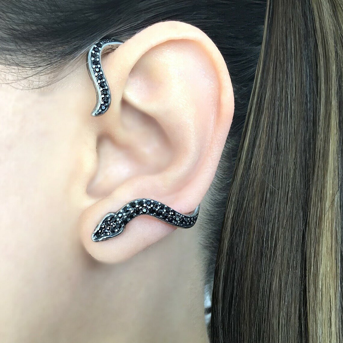 Моносерьга кафф, славянский оберег, металл, циркон, фианит