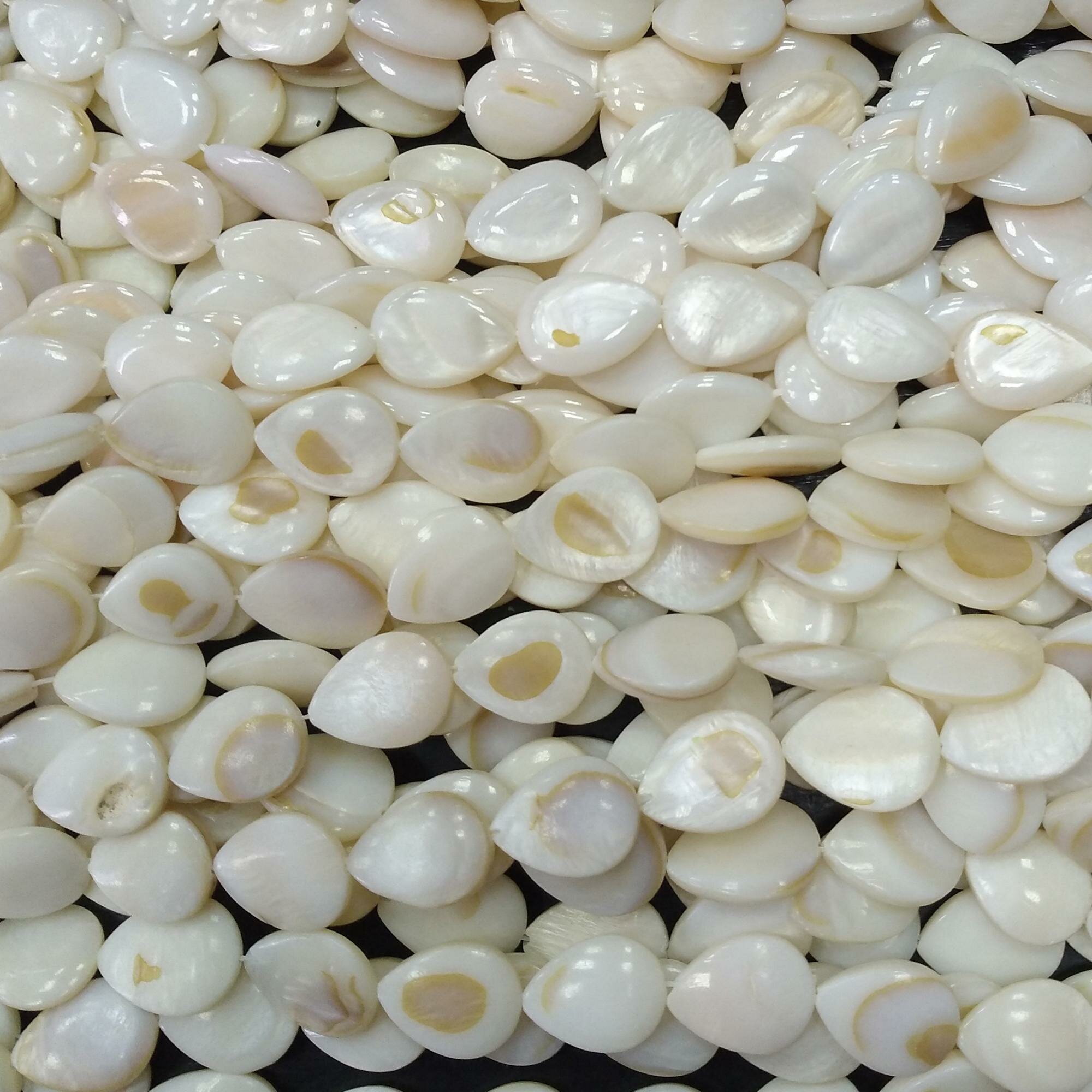 Бусина перламутр, 18х13х5мм, плоская капля, белая, 21 шт, низка