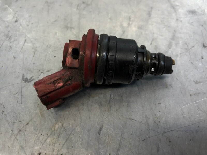 Форсунка инжекторная электрическая Nissan Bluebird 166003J100