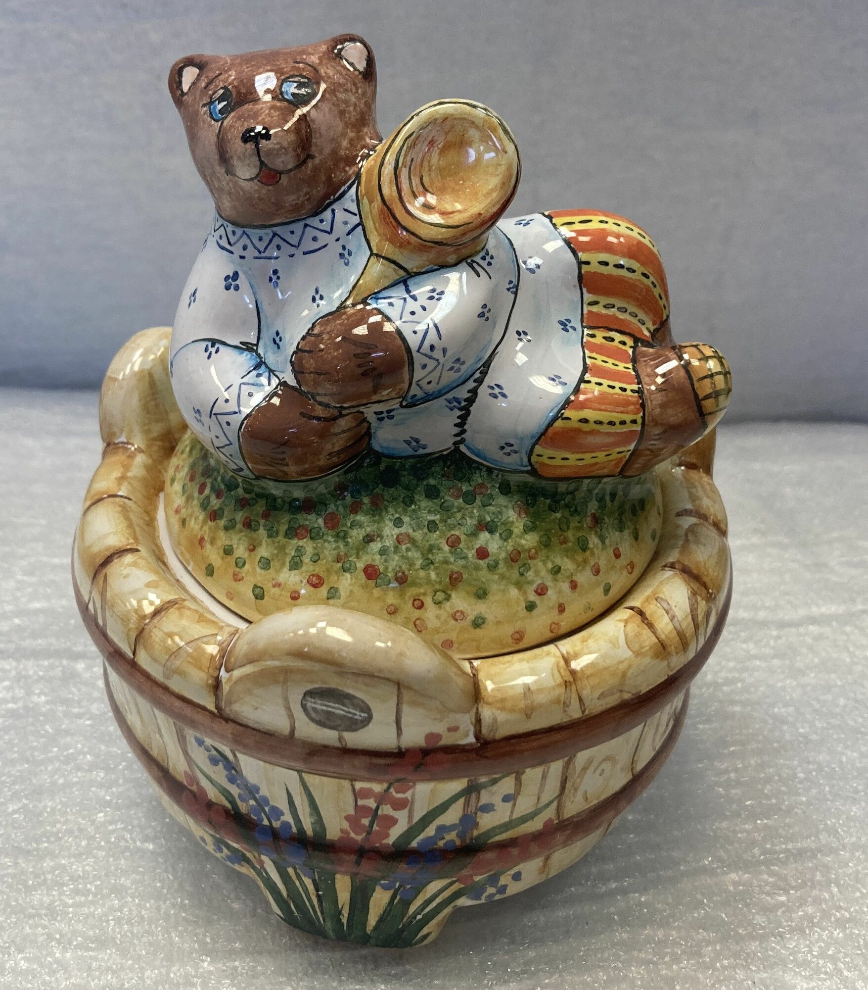 Арт-салон на Октябрьской шкатулка круглая с медведем авторская, мастерская майолики Павловой и Шепелева, 13,5х10х10 см, майолика, ручная работа;