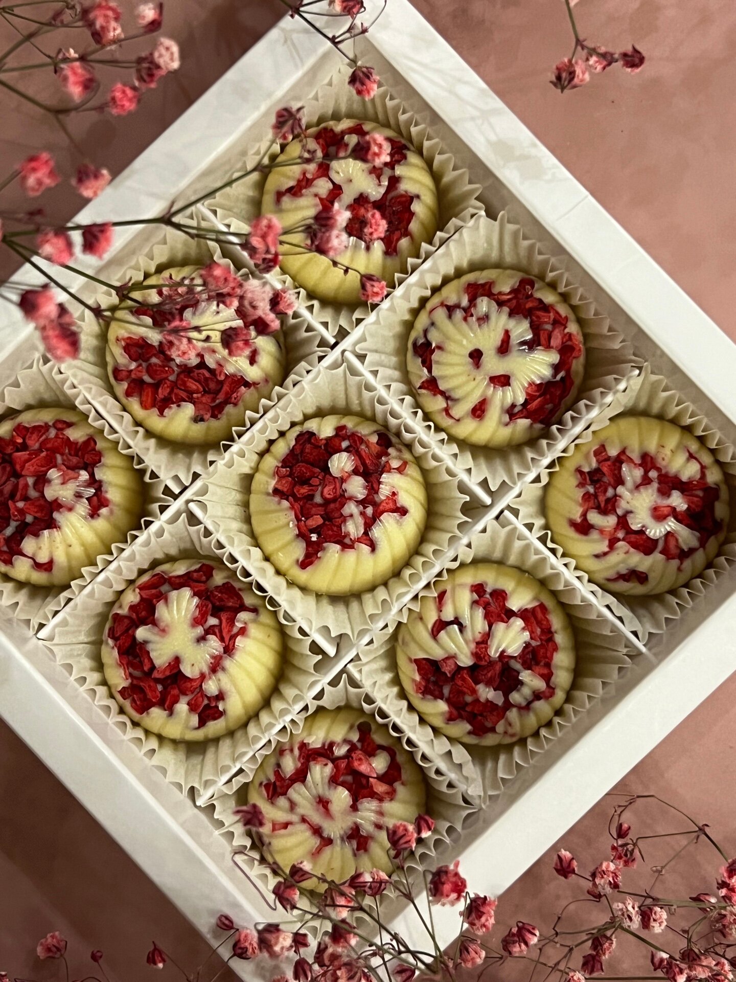 Шоколадные конфеты "Цветок - 9 штук" №3, белый шоколад, ручная работа