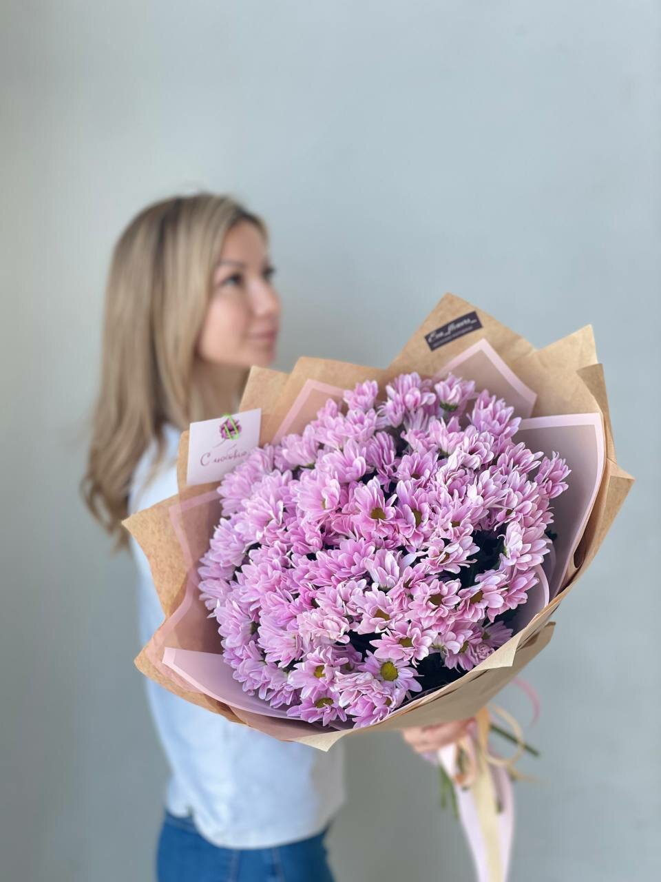 Розовые хризантемы