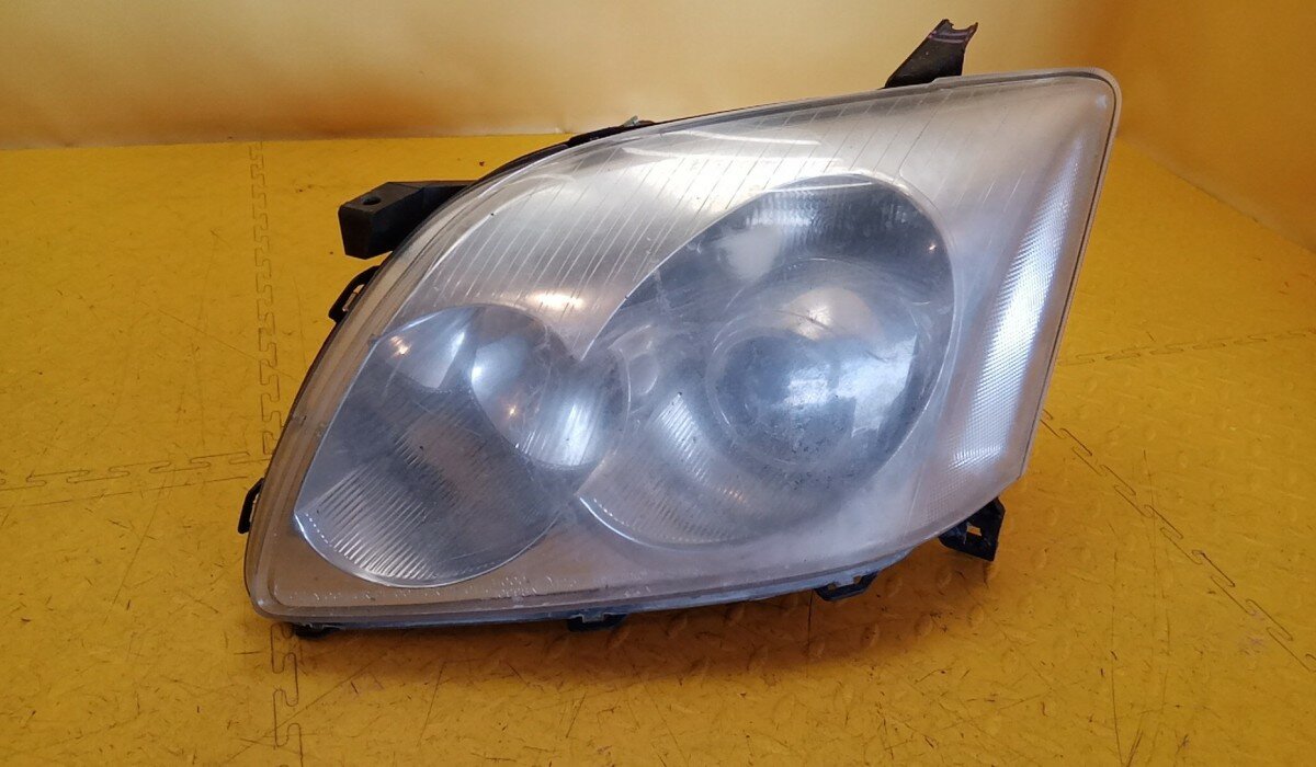 Фара левая Avensis II Toyota