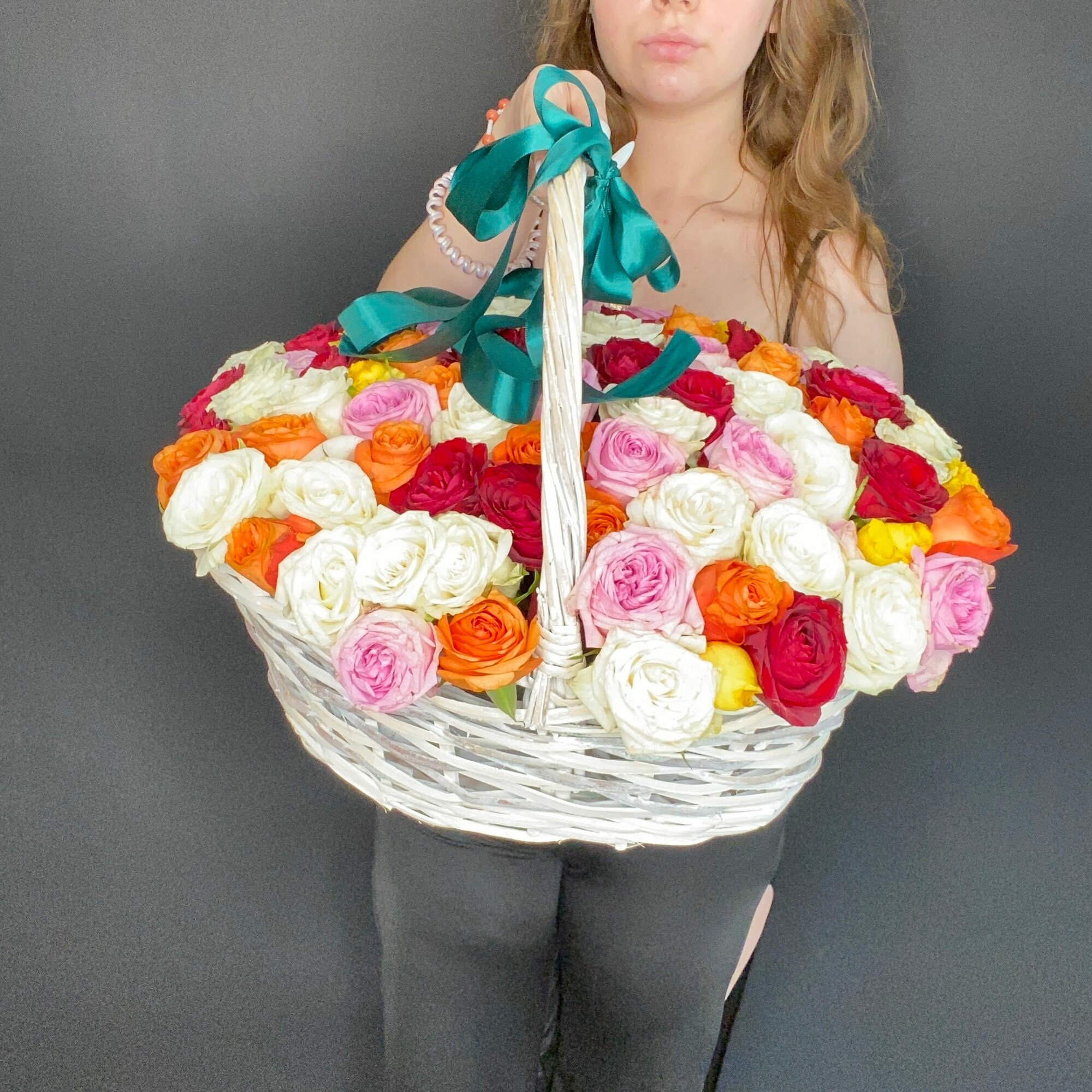 101 роза в корзина