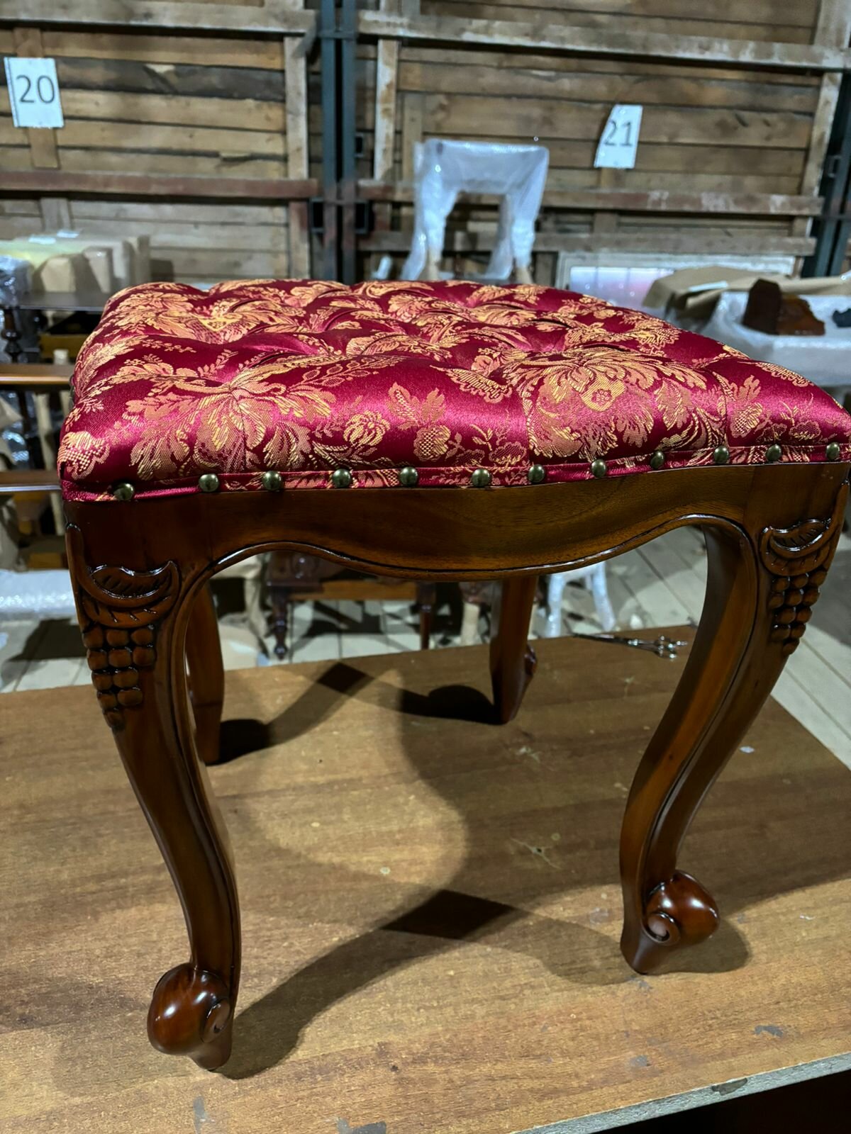Пуф DOMKORLEONE с текстильной обивкой, красное дерево (mahogany wood), цвет орех NAA (светло-коричневый), высотой 48 см