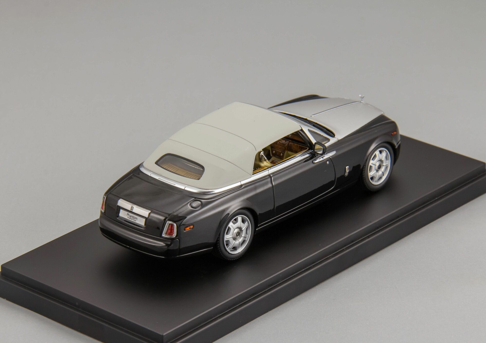 1:43 Rolls-Royce Phantom Drophead Coupe, Коллекционная масштабная модель от Kyosho — фото 1