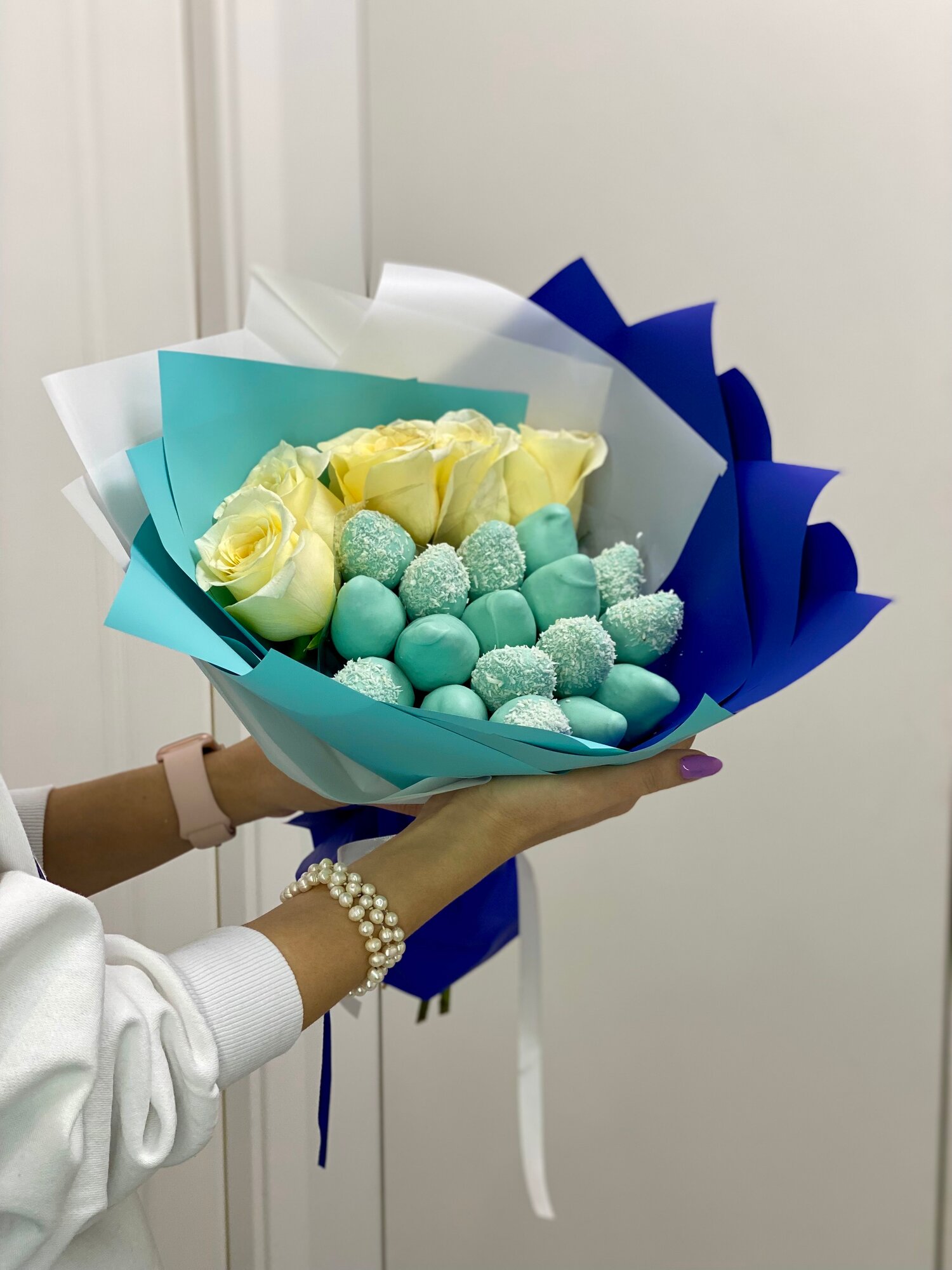 Букет Fleur & Bonbon из клубники в шоколаде с розами, голубой