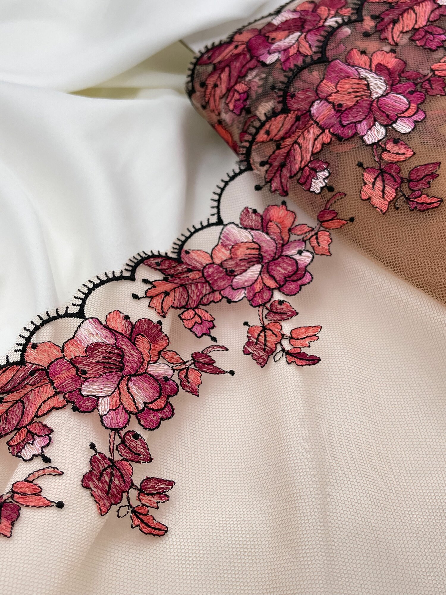 Кружево телесное с пурпурно-розовыми цветами 190 мм, 1 метр