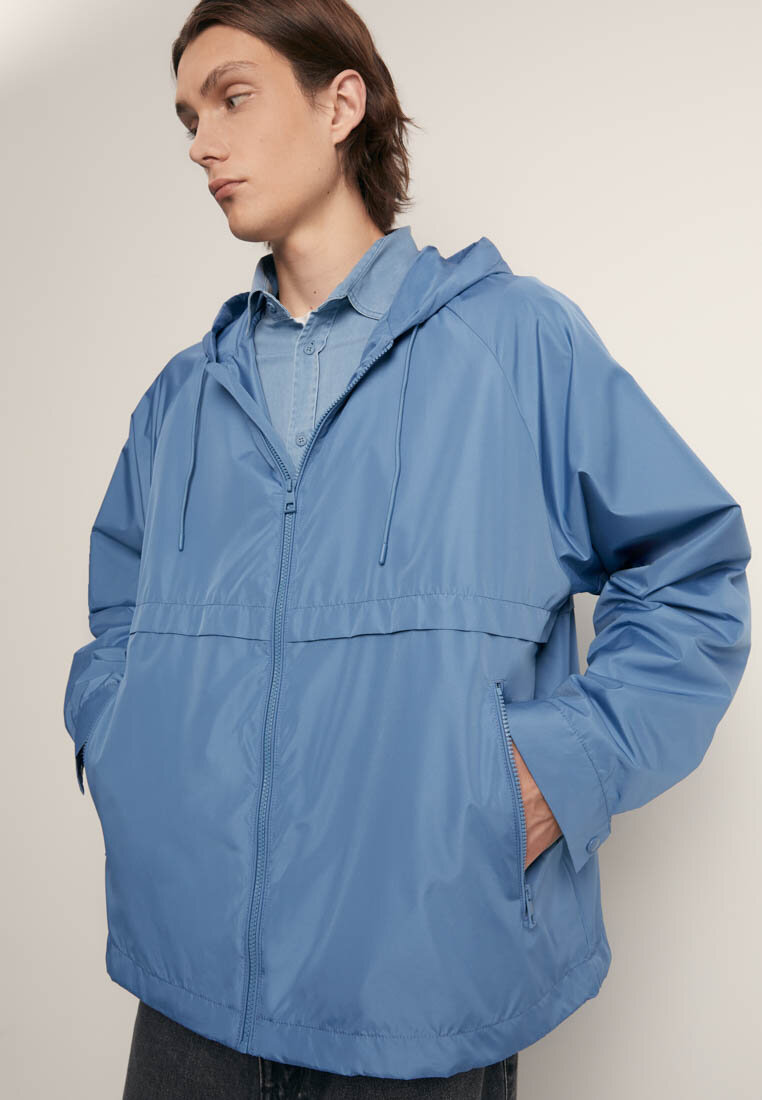 Ветровка с капюшоном