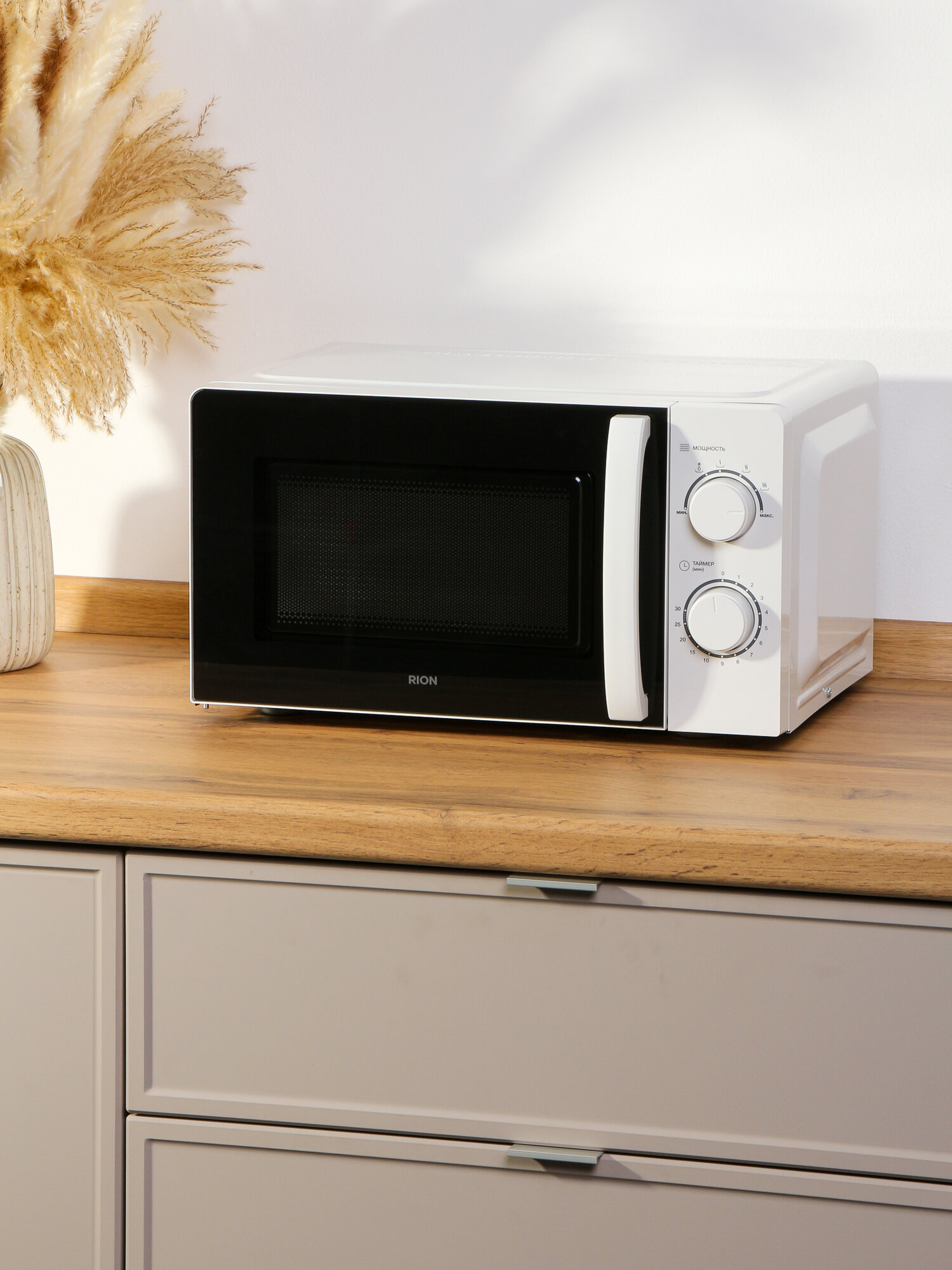 Микроволновая печь Rion P70T20L-VD 20 л 700 Вт белая, механическое управление, 6 уровней мощности, микроволновка.