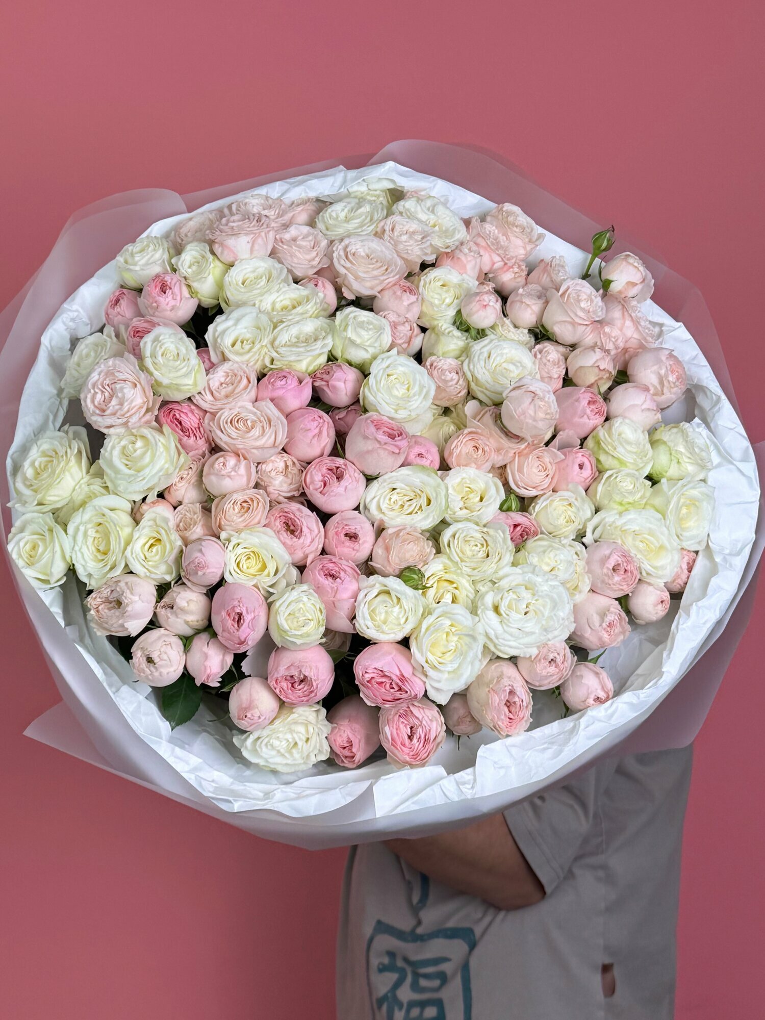 Сборный букет из кустовых пионовидных роз Менсфилд парк и Бомбастик нежный микс