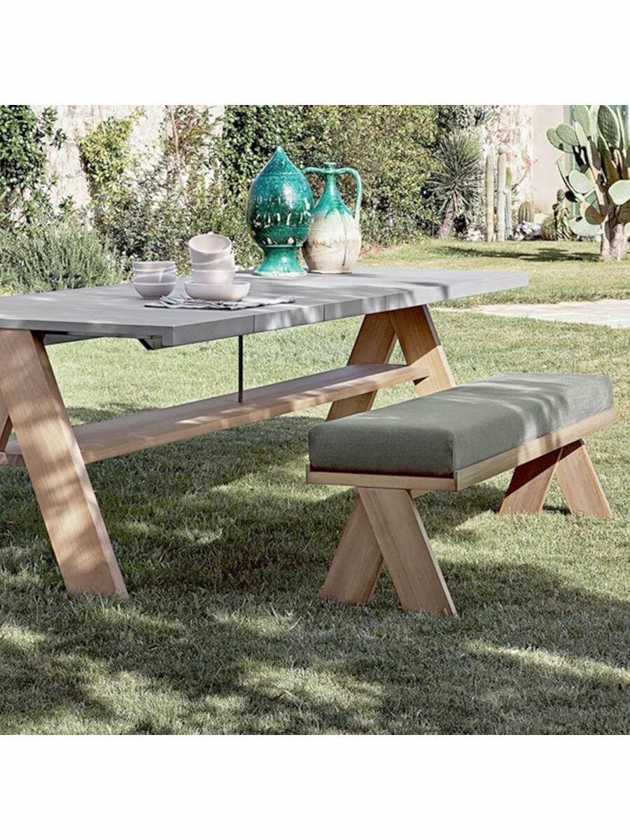 Скамья в изножье кровати в спальне