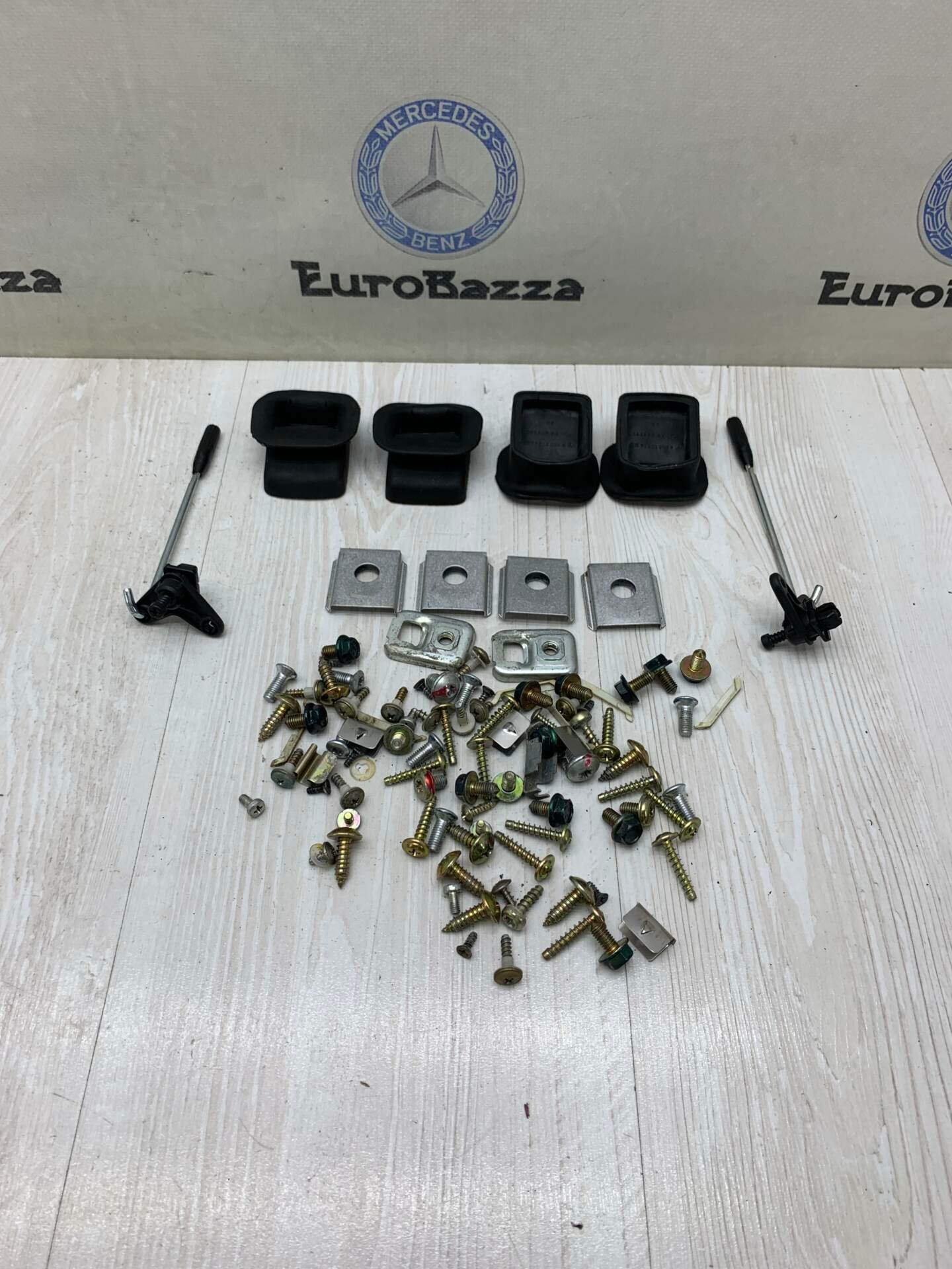 Крепеж двери Mercedes W210 A2027272430