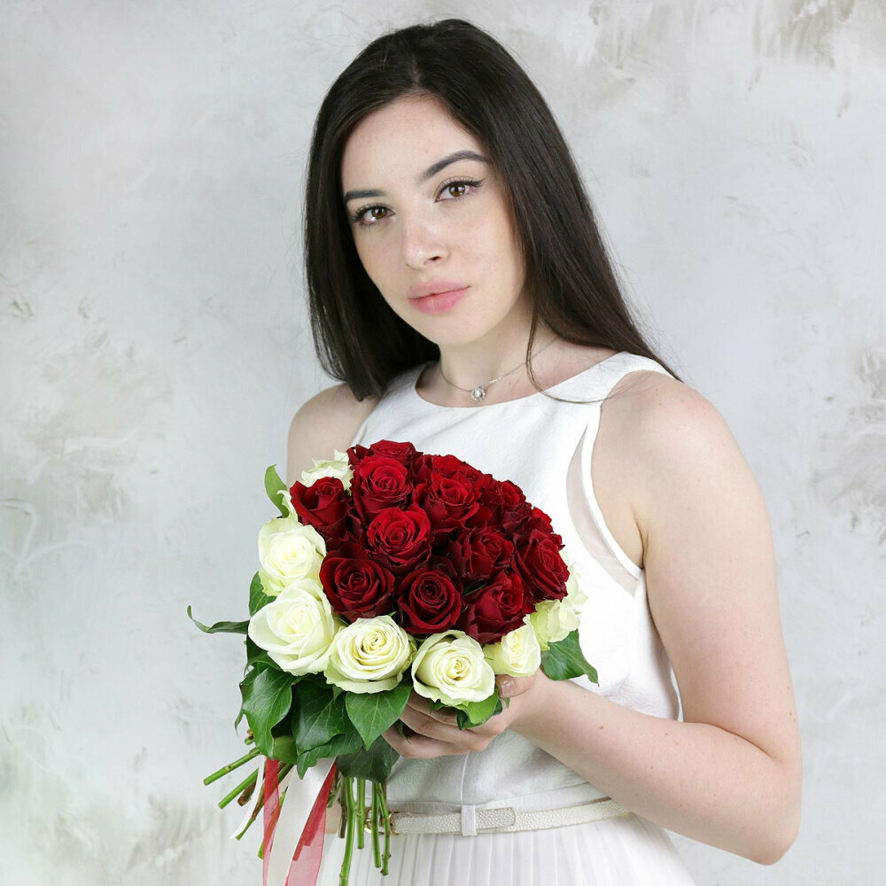 Букет невесты "Букет Маркет", розы, под ленту, красный и белый, 32 см
