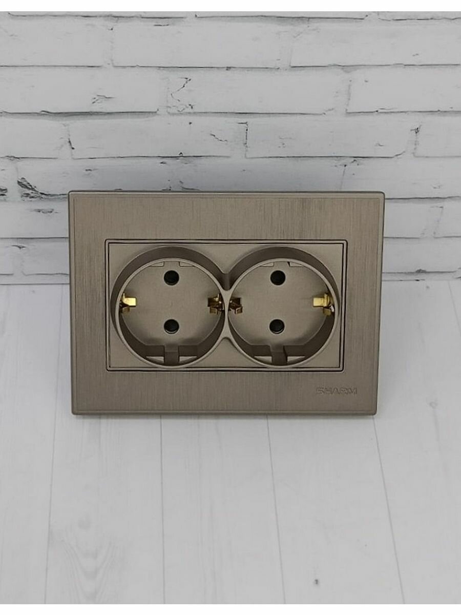 Розетка двухместная коричневая 539