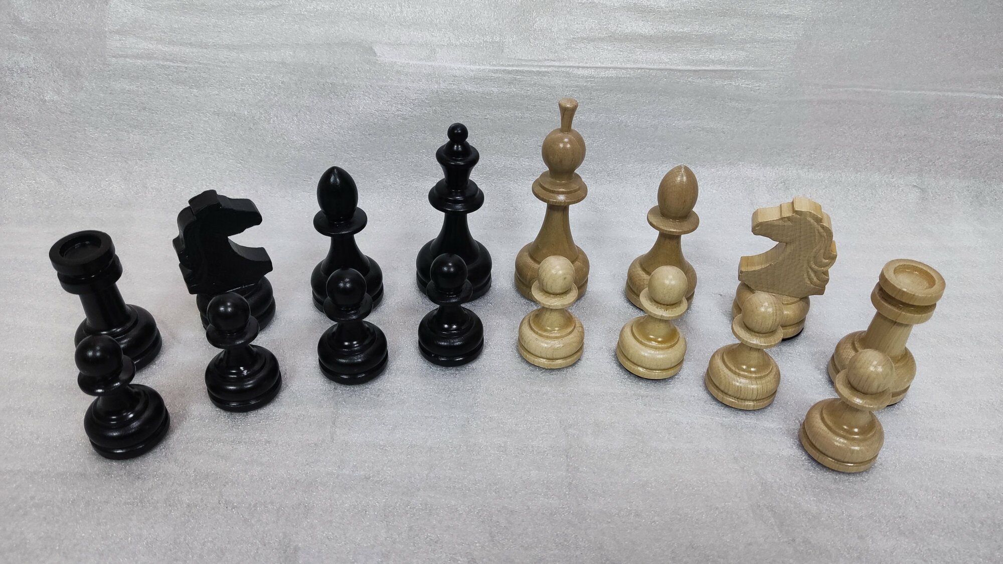 Шахматные фигуры классические из бука, лакированные, с подклейкой основания (без доски)