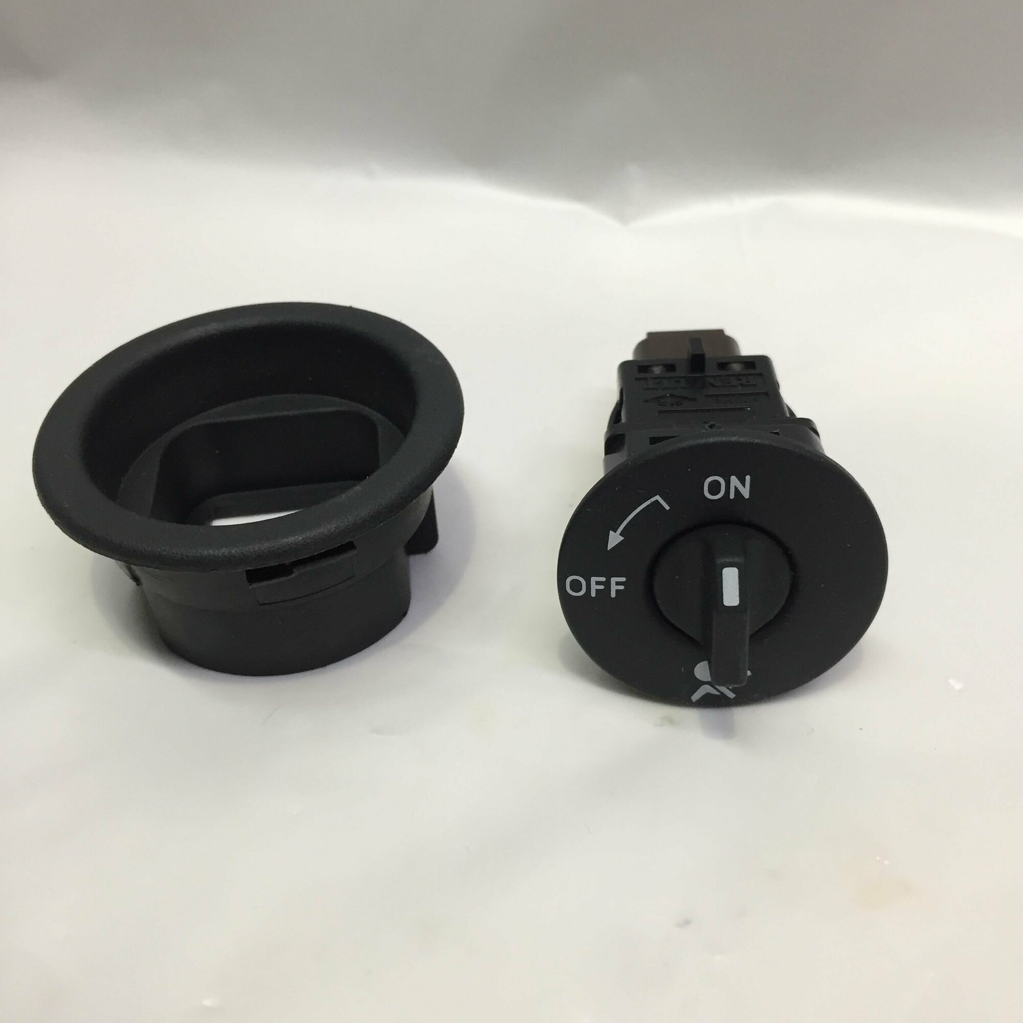 Кнопка отключения подушки безопасности пассажирской Renault 681995427R Largus, Duster, Logan, Sandero