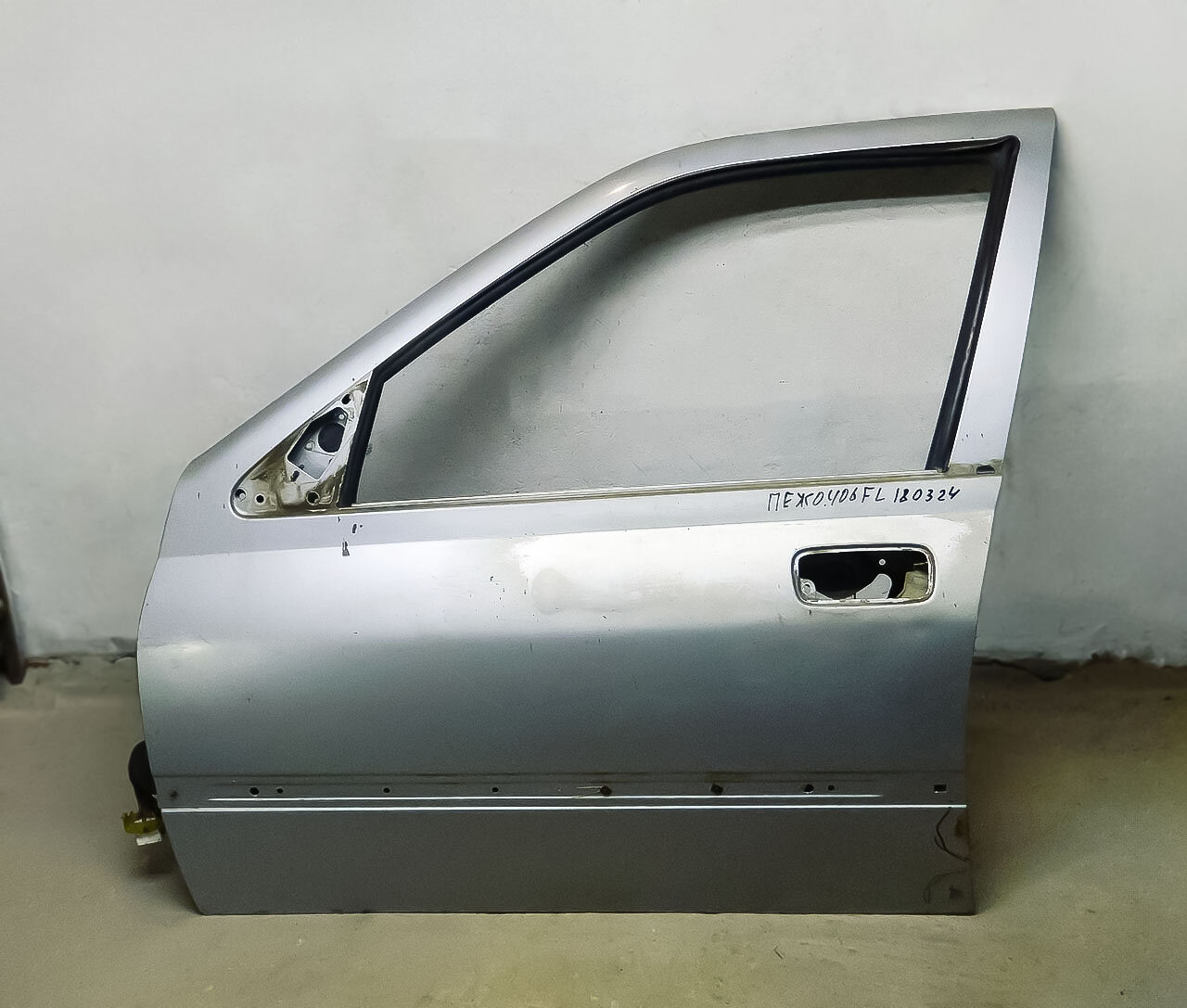 Дверь передняя левая Peugeot 406 рестайл. (недочеты)