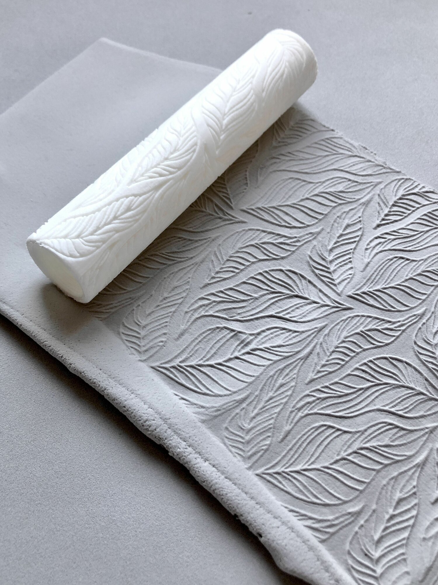 Рельефный ролик для глины, мастики, теста Листья 12см