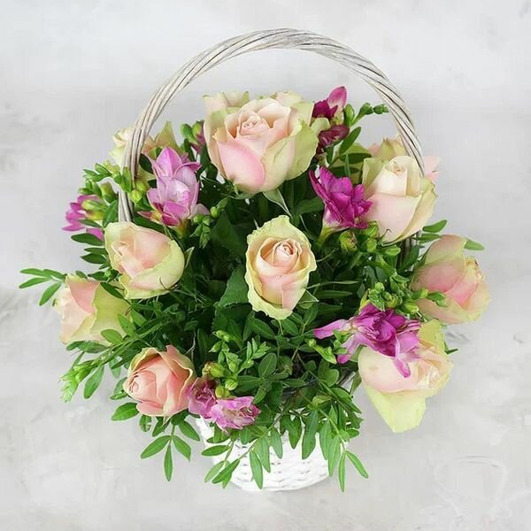 Сборный букет "Букет Маркет", 15 роз, фрезий и кенийских роз, в корзине