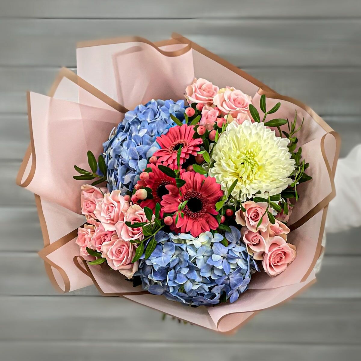 Букет из живых цветов кустовых роз, гортензий и гербер