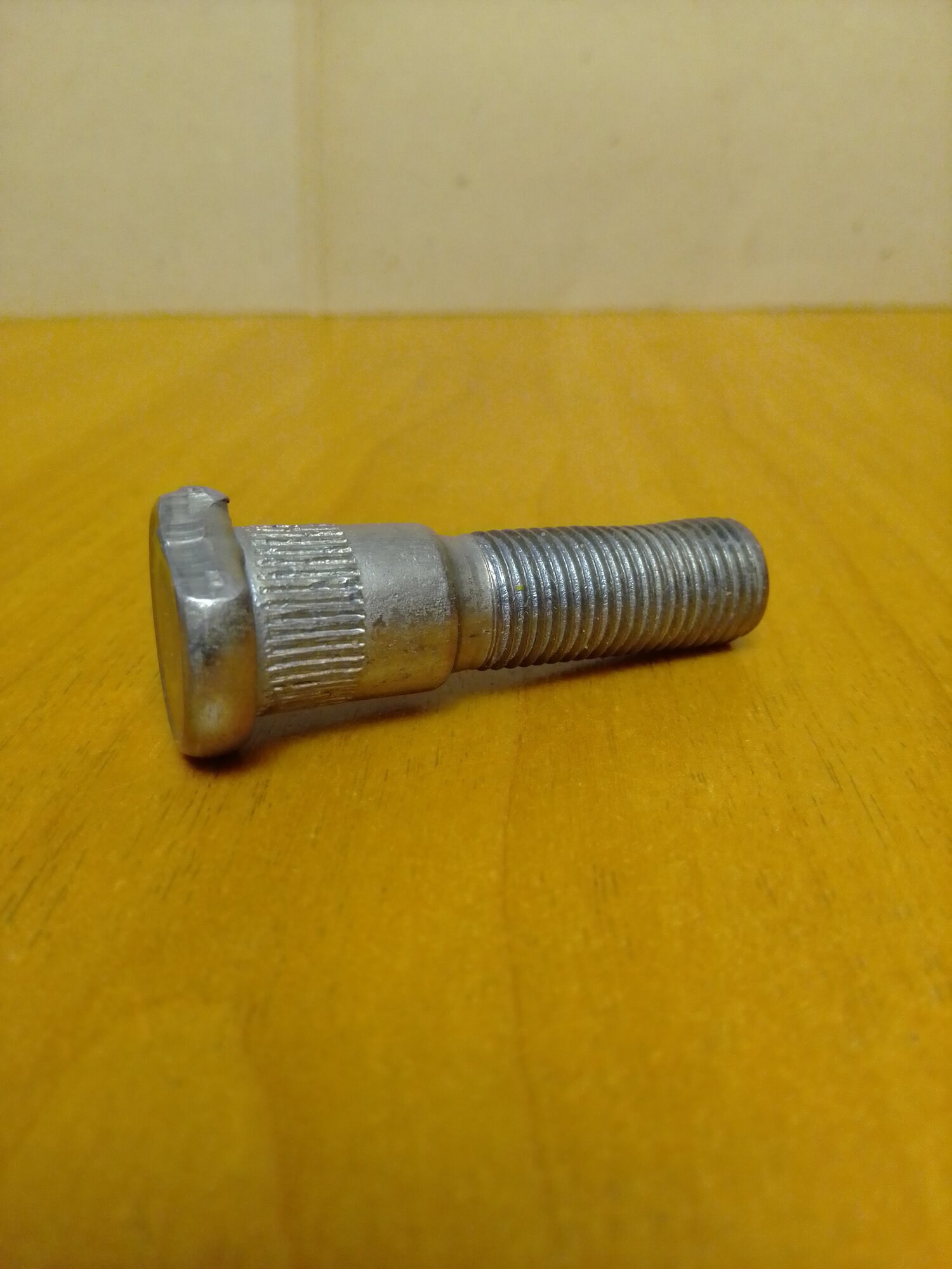 Шпилька (болт) колеса М14х1,5х54 для автомобилей ГАЗ-2217 Соболь (перед/зад); ГАЗ-31029,3102 (задние колёса); УАЗ Профи , УАЗ-3741,-3962,3909,3303,2206 , УАЗ Patriot 3163, УАЗ-3160, УАЗ-3151 (перед/зад),20-3103008-Б. ОАО УАЗ