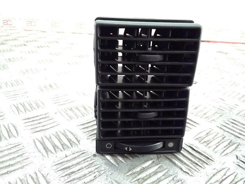 Дефлектор обдува салона Audi 80 B4 8A1820902A арт. 537788